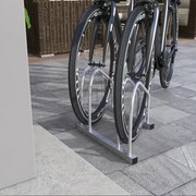 SPORTNOW stojan na kola pro 2 kola, rozměry pneumatik až 61 mm, dimenze 50Š x 34H x 27,5V cm, ocel | Aosom