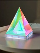 Sinsay - Dekorativní LED lampička ve tvaru pyramidy - vícebarevná