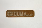 Lepy.cz Dřevěná dekorace na zeď Doma nejlíp Velikost (šířka x výška): 25x6cm, Barevná varianta: Ořech