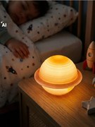 Sinsay - Dětská LED noční lampička ve tvaru planety - oranžová