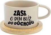 ZASE O DEN BLÍŽ DO DŮCHODU - krémový hrníček makronka 200 ml