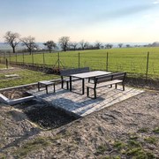 KULHÁNEK Zahradní sestava s nohami z ploché oceli - stůl, 2x lavice s opěradlem Délka: 150 cm, Odstín nátěru: olej - massaranduba, Odstín podnože: černá s jemnou strukturou - JS RAL 9005