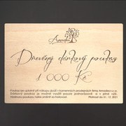 Dřevěný dárkový poukaz do kamenných obchodů firmy Amadea s.r.o. v hodnotě 1.000 Kč