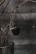 Velikonoční závěsná dekorace slepička Edith Black Storefactory Scandinavia