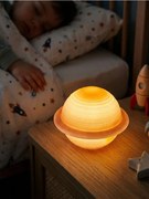 Sinsay - Dětská LED noční lampička ve tvaru planety - oranžová