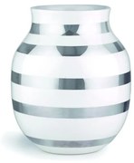 Bílá kameninová váza s detaily ve stříbrné barvě Kähler Design Omaggio, výška 20 cm