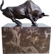 Impozantní bronzový býk Wall Street – symbol síly, úspěchu a prosperity, pravý bronz na mramoru