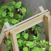 Outsunny Pyramidový skládací dřevěný květinový stojan - Dřevěný stojan na rostliny se 3 policemi - Rozměry 100D x 36Š x 112V cm - Světlé masivní smrk