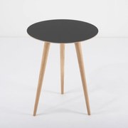 Odkládací stolek z dubového dřeva s černou deskou Gazzda Arp, ⌀ 45 cm