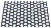 Tmavě modrý vnitřní a venkovní koberec 70x50 cm Noa Dark Blue – Pappelina