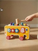 Sinsay - Dřevěná zatloukačka ve tvaru auta - vícebarevná