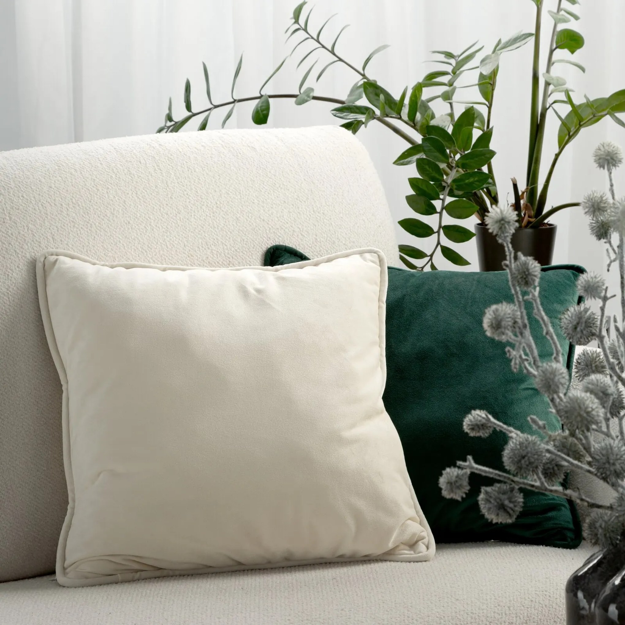 c1a1185a44447ad9fdd36919c0e719c74a0f1f81-dekoracni-povlak-na-polstar-velvet-45x45-cm-kremova.jpg