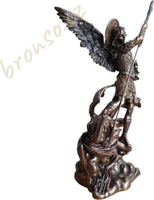 Archanděl Michael vs. Lucifer – soška svatého Michaela, symbol vítězství dobra, Veronese WU73529A4
