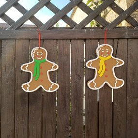 Velká vánoční ozdoba na stromek Perník panáček, 26,5 × 31 cm, žlutá šála, PVC, IP44, venkovní