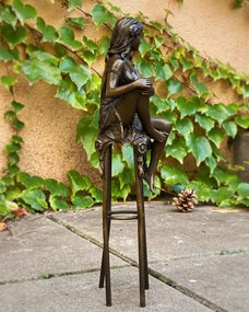 Bronzová socha - Svůdná nahá žena sedící na barové židle