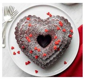 Forma na bábovku v karamelové barvě Nordic Ware Heart, 2,8 l