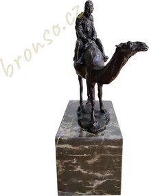 Bronzová socha beduína na velbloudovi – signováno Carvin, pravý bronz na mramoru
