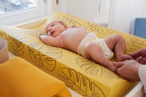 Ceba Baby Přebalovací podložka měkká tvarovaná Cosy 48x70 cm Monstera žlutá