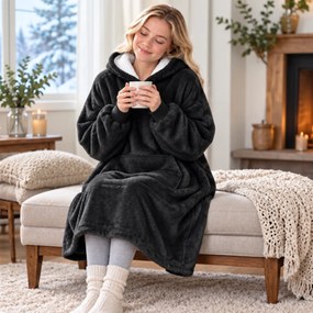 VERK Deka s rukávy a kapucí Huggle Hoodie - černá