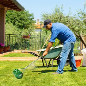 Outsunny Provzdušňovač trávníku o šířce 45 cm Ruční provzdušňovač trávníku s 30 železnými hroty Ocel Tmavě zelená barva