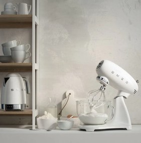 Kuchyňský robot se skleněnou mísou Smeg 50's style SMF13WHEU / 800 W / 4,8 l / bílá