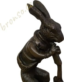 Lovecký zajíc – bronzová soška na mramorovém podstavci