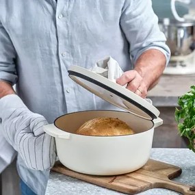 KitchenAid Litinový kastrol s poklicí krémová 22 cm / 3,3 l / litina /