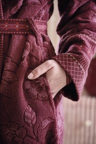 Pip Studio župan Jasmin Jacquard - tmavě růžový (Luxus a pohodlí ve stylovém županu s rafinovaným žakárovým květinovým vzorem)