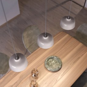 creative cables Závěsná lampa s textilním kabelem, keramickým stínidlem tvaru misky s kovovými detaily Barva: Terakotová strukturovaná-bílá