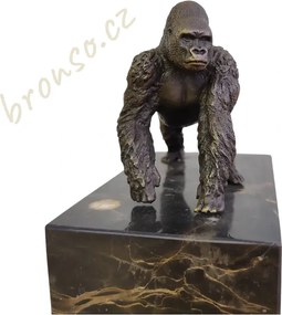 Bronzová soška gorily na mramorovém podstavci