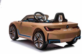 Elektrické autíčko BMW i4 zlaté