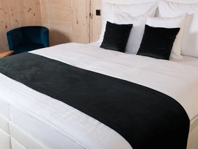 Biante Sametový přehoz/běhoun na postel Velvet Premium SVP-014 Černozelený 50x140 cm