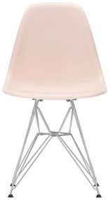 Eames Plastic Chair DSR chrom světle růžová bílé na koberec Vitra