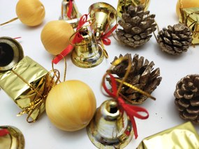 Sada žlutých vánočních ozdob na stromeček, mix, 23ks Stav: Nové