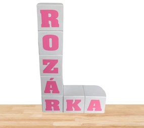 Personalizované dřevěné kostky se jménem bílé s růžovým písmem