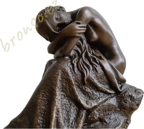 Spící žena – bronzová socha na mramorovém podstavci – elegantní dekorace do interiéru