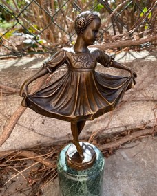 Bronzová socha soška - Holčička