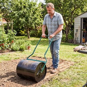 Costway Kovový válec na trávu s objemem náplně 60 L a šířkou rolování 50 cm.