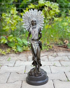 Soška bronzová socha Indiánka s puškou