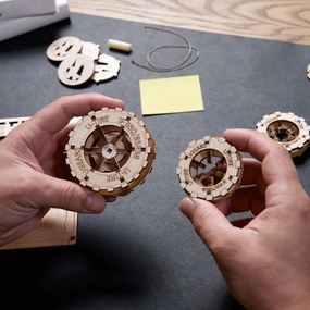 Ugears 3D dřevěné mechanické puzzle Traktor vítězí