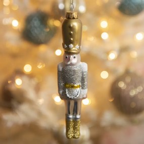 Vánoční ozdoba Louskáček ve stříbrném obleku – 4x4x17 cm