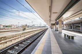 DIMEX | Samolepicí vliesová fototapeta na zeď Platforma vlakového nádraží MA-5-2853 | 375 x 250 cm | modrá, bílá, šedá