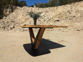 Jídelní stůl z dubového masivu Herodes v industriálním designu Velikost Desky: 1600x900 (mm)