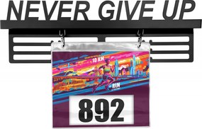 Kovový věšák na medaile a startovní čísla NEVER GIVE UP - černý