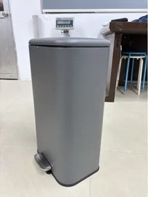 HOMCOM 30 L odpadkový koš, úzký kovový odpadkový koš s plastovým vnitřním kbelíkem, víkem s tichým dovíráním a nožním pedálem, tmavě šedý
