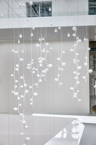 Brokis Závěsné svítidlo Ivy PC1062 Vertical 6, 152 cm Povrch Montury: kov - bílý matovaný komaxit se strukturou, Barva skla: světle růžová - transparentní sklo, Způsob instalace: Trimless – kabelová verze – bílá struktura