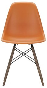 Eames Plastic Chair DSW tmavě lakovaný javor rezavá bílé na koberec Vitra