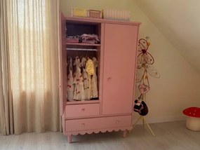 Dětská šatní skříň se šuplíky, šatní tyčí a policemi BABUSHKA korálová