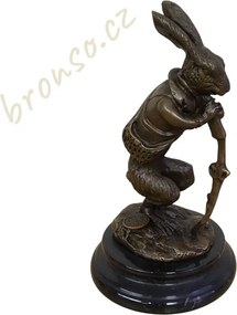 Lovecký zajíc – bronzová soška na mramorovém podstavci