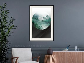Plakát Nikdy nepřestávejte objevovat - krajina lesních stromů mezi mlhou a bílým textem